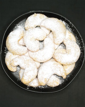 Vegan Vanillekipferl (Viennese Crescent Cookies) - Holy Cow Vegan
